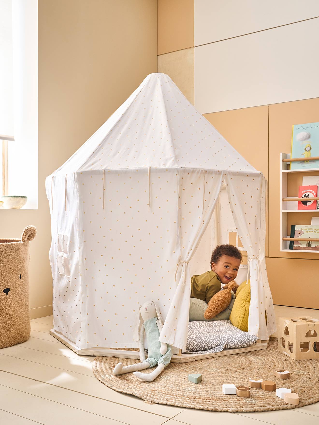 Kids play teepee store